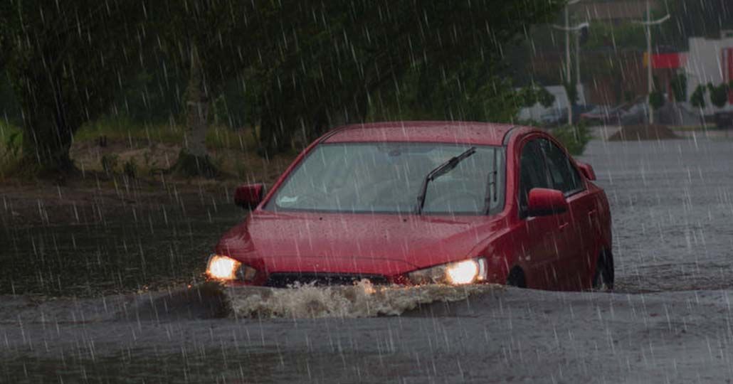 Mobil Terendam Banjir, 5 Pertolongan Pertama yang Harus Kamu Lakukan