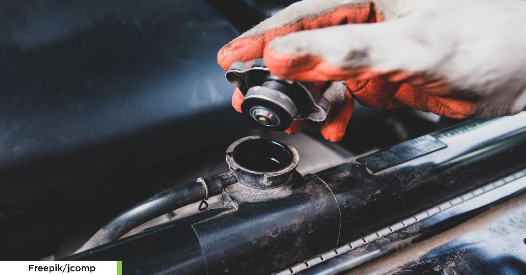 Begini Cara Menambahkan Air Radiator Avanza yang Benar